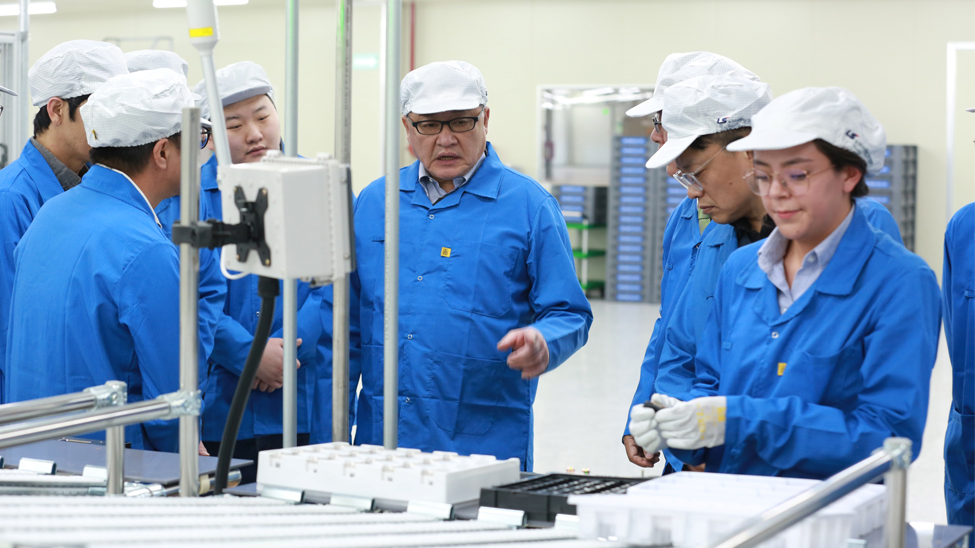 How can manufacturers use the cloud and AI to operate at...